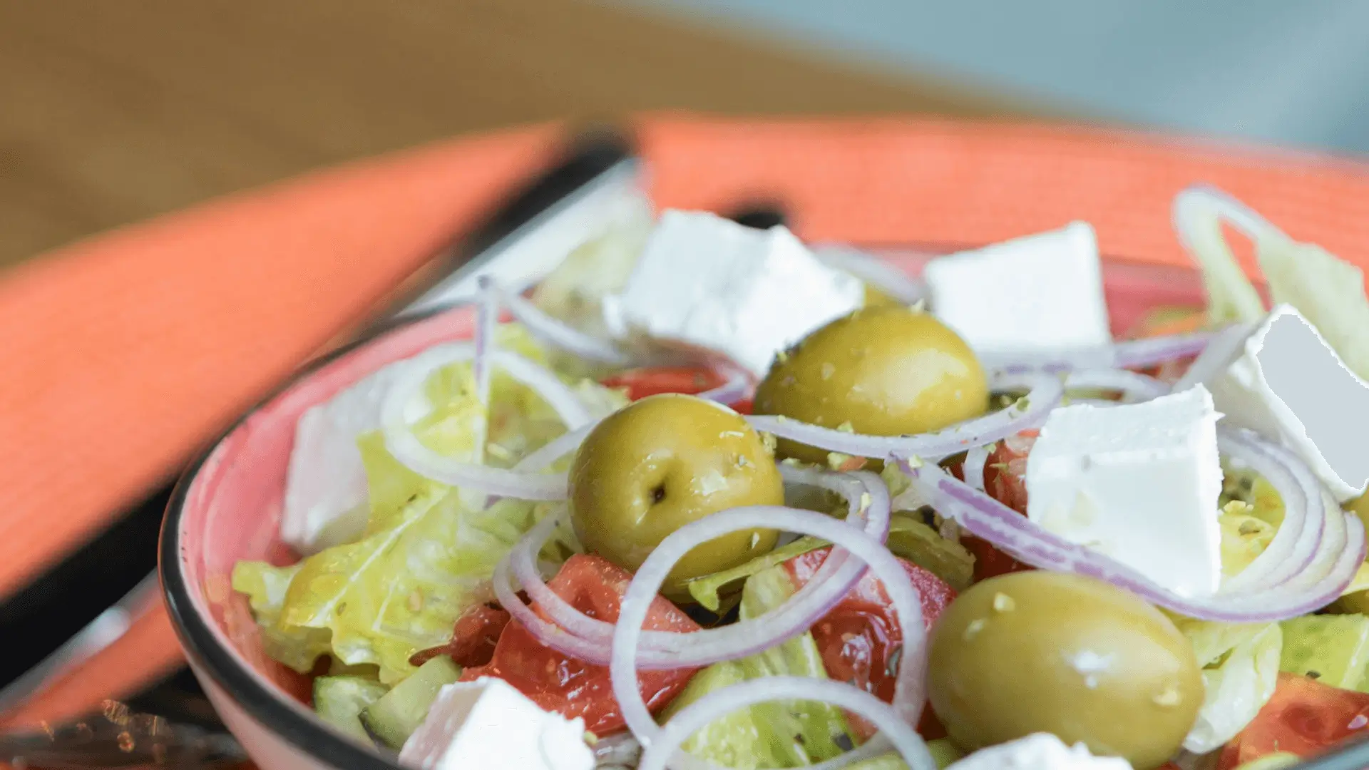 Grekisk sallad – Enkelt recept | Vinoteket